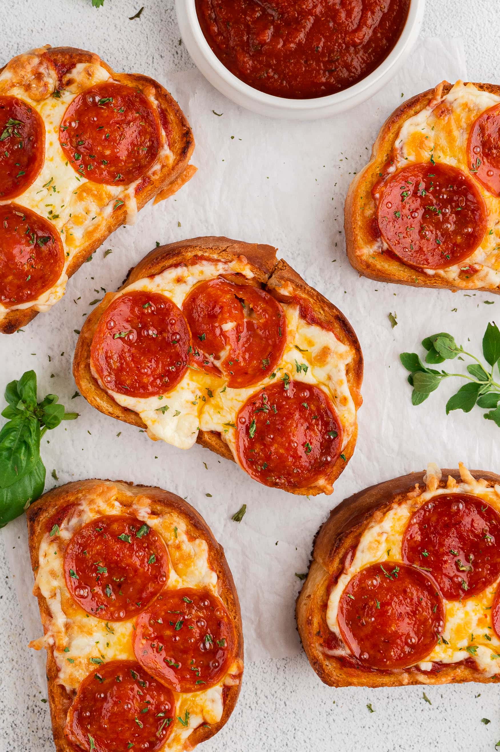 Garlic Bread Pizza - 10 Minute Dinner - Mommy Hates Cooking