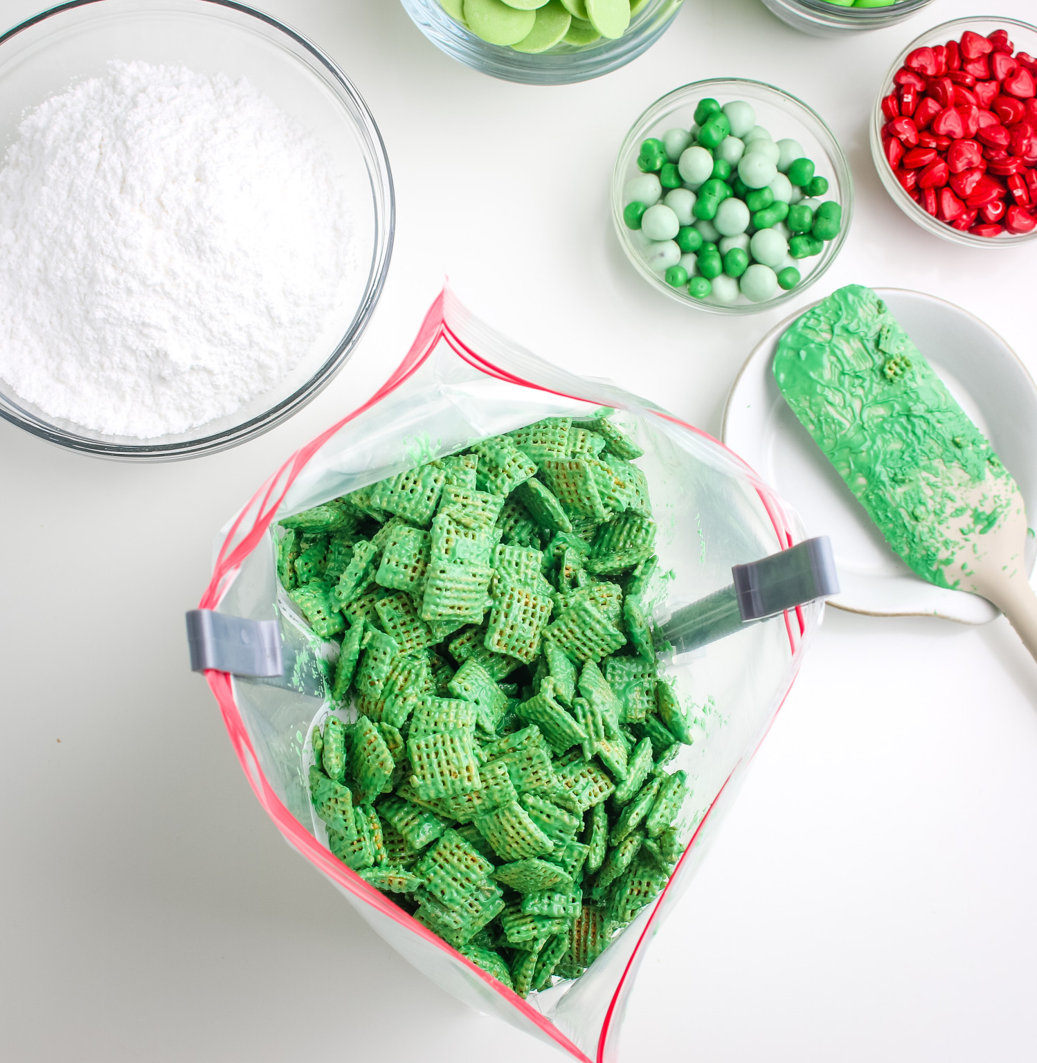 Easy Grinch Snack Mix Recipe with Puppy Chow - Mommy Hates Cooking